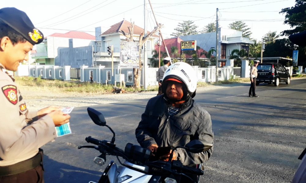 Operasi Zebra, Polisi Tegur Pengendara Pakai Helem Terbalik | Ujung Jari
