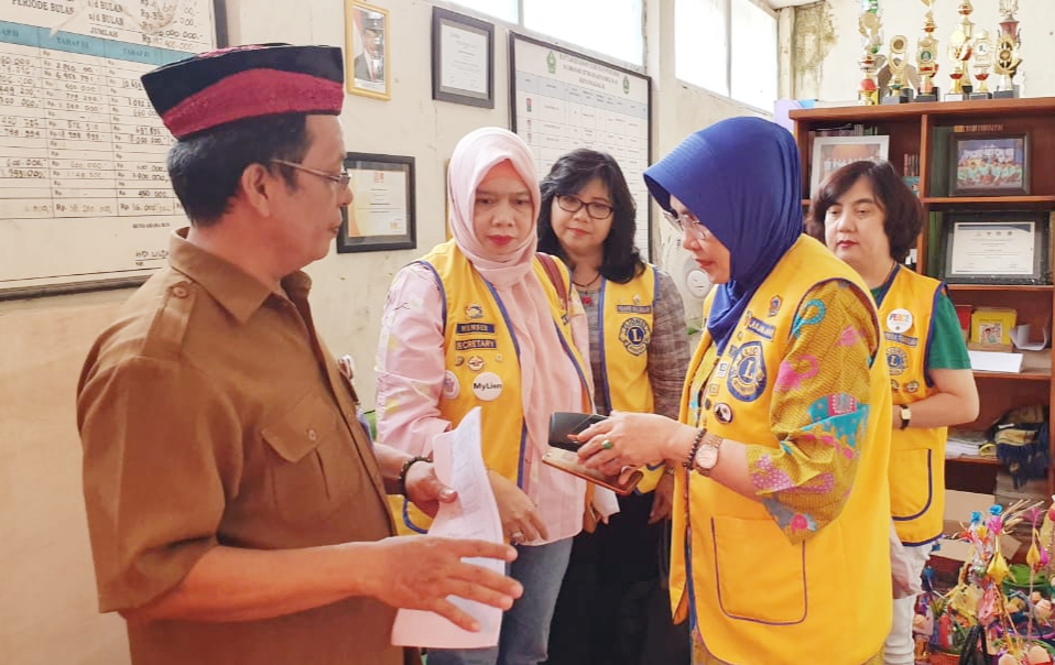 Peringati Hari Guru, Lions Club Makassar Rajawali Serahkan Kacamata ke ...