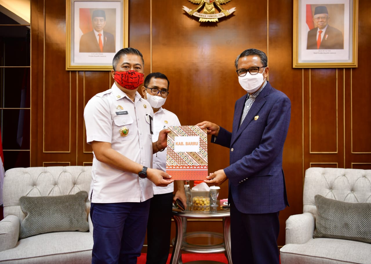 Sekab Abustan Jabat Plh Bupati Barru - Ujung Jari