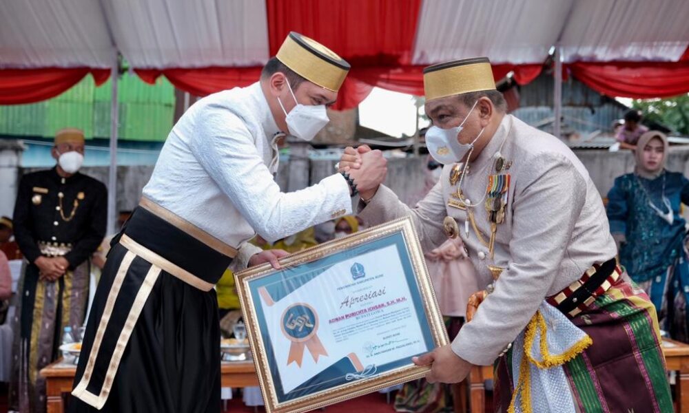 Fashar dan Adnan Ziarahi Makam Arung Palakka – Ujung Jari