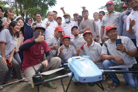 Ditemani Bupati Sidrap, Petani Saksikan Demplot Penyemprot Hama Lewat ...