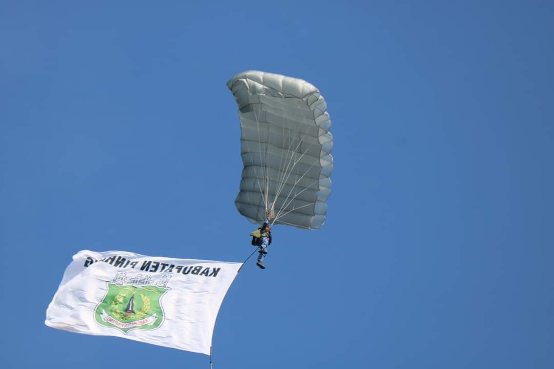 Tampil Memukau di Langit Pinrang, Formasi Sukhoi Meriahkan Festival ...