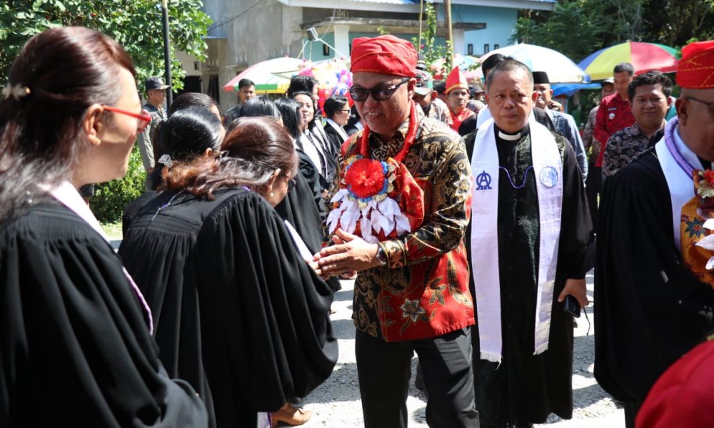 Bupati Budiman Resmikan Gedung Gereja GKST Jemaat Eklesia Po’usintowe ...