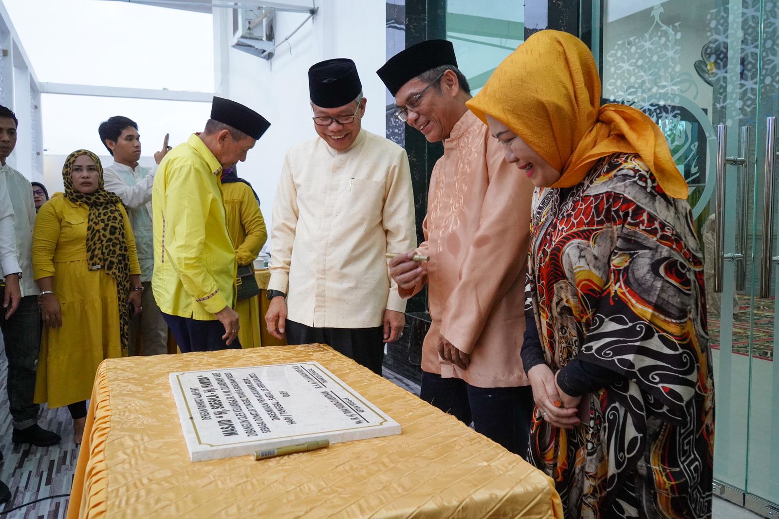 Bersama Hamka B Kady, Ketua Golkar Taufan Pawe Resmikan Masjid di Takalar - Ujung Jari