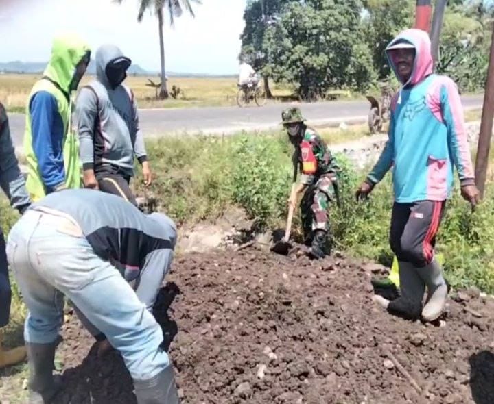 Babinsa Kodim 1420 Rem 141 TP Bersama Warga Gotong Royong Buat Jalan Alternatif Petani - Ujung Jari