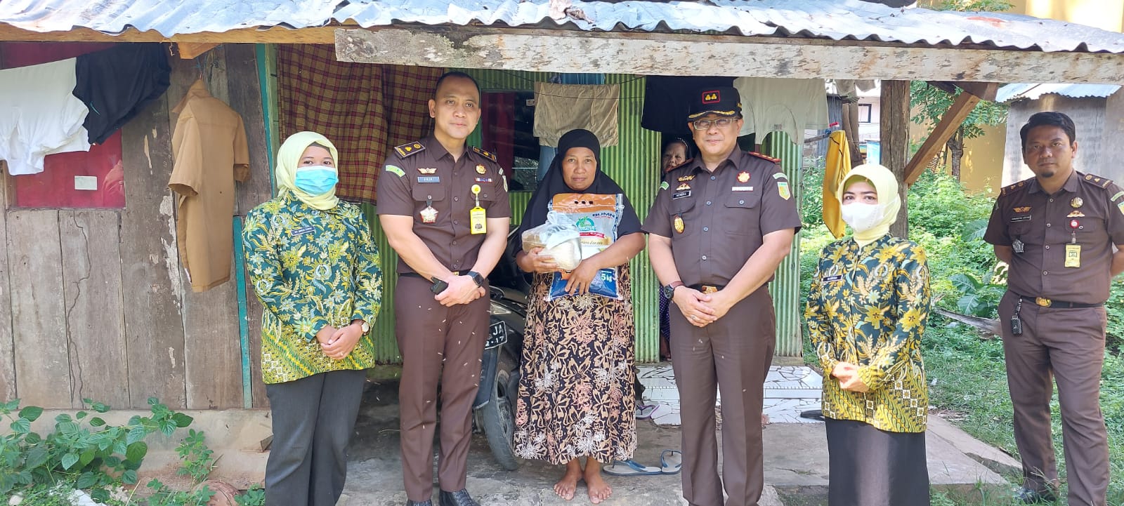 Kejari Selayar Salurkan 50 Paket Sembako untuk Warga Kurang Mampu - Ujung Jari