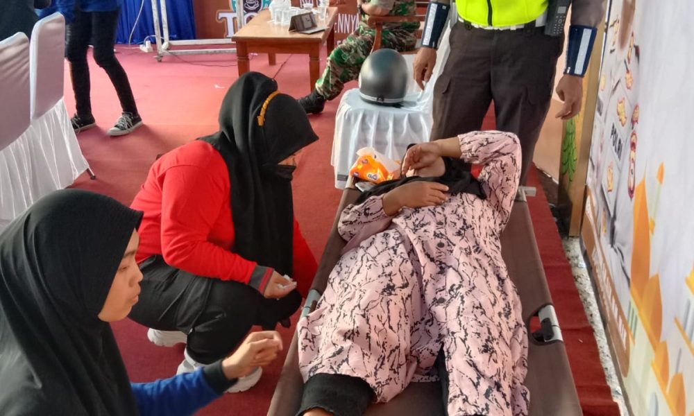 PMI Gowa Sigap Bantu Pemudik yang Alami Laka – Ujung Jari PMI Gowa Sigap Bantu Pemudik yang Alami Laka – Ujung Jari