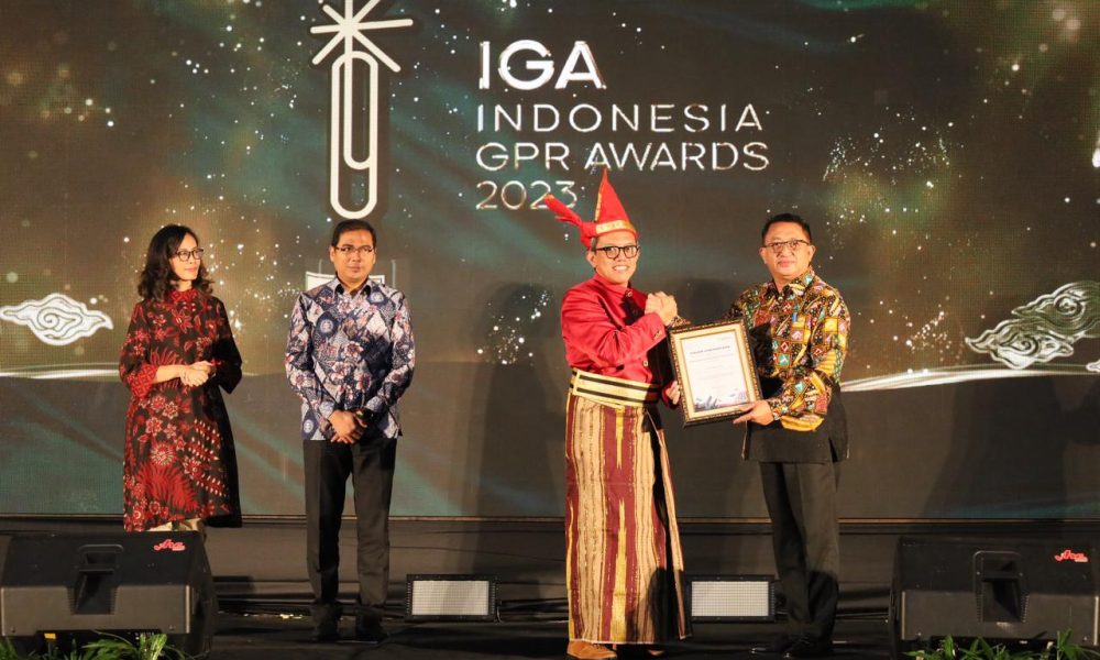 Iga 2023 Danny Pomanto Raih Penghargaan Kategori Wali Kota Terpopuler