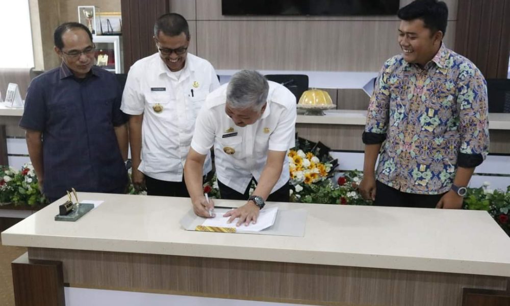 Bupati Pinrang Teken Naskah Hibah Bersama Kementerian PUPR TA 2022 ...