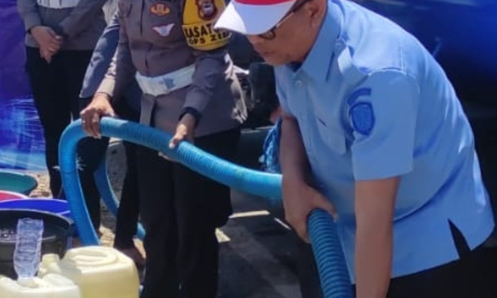 Perumda Tirta Jeneberang – Satlantas Berbagi Air Bersih di Desa Panaikang – Ujung Jari