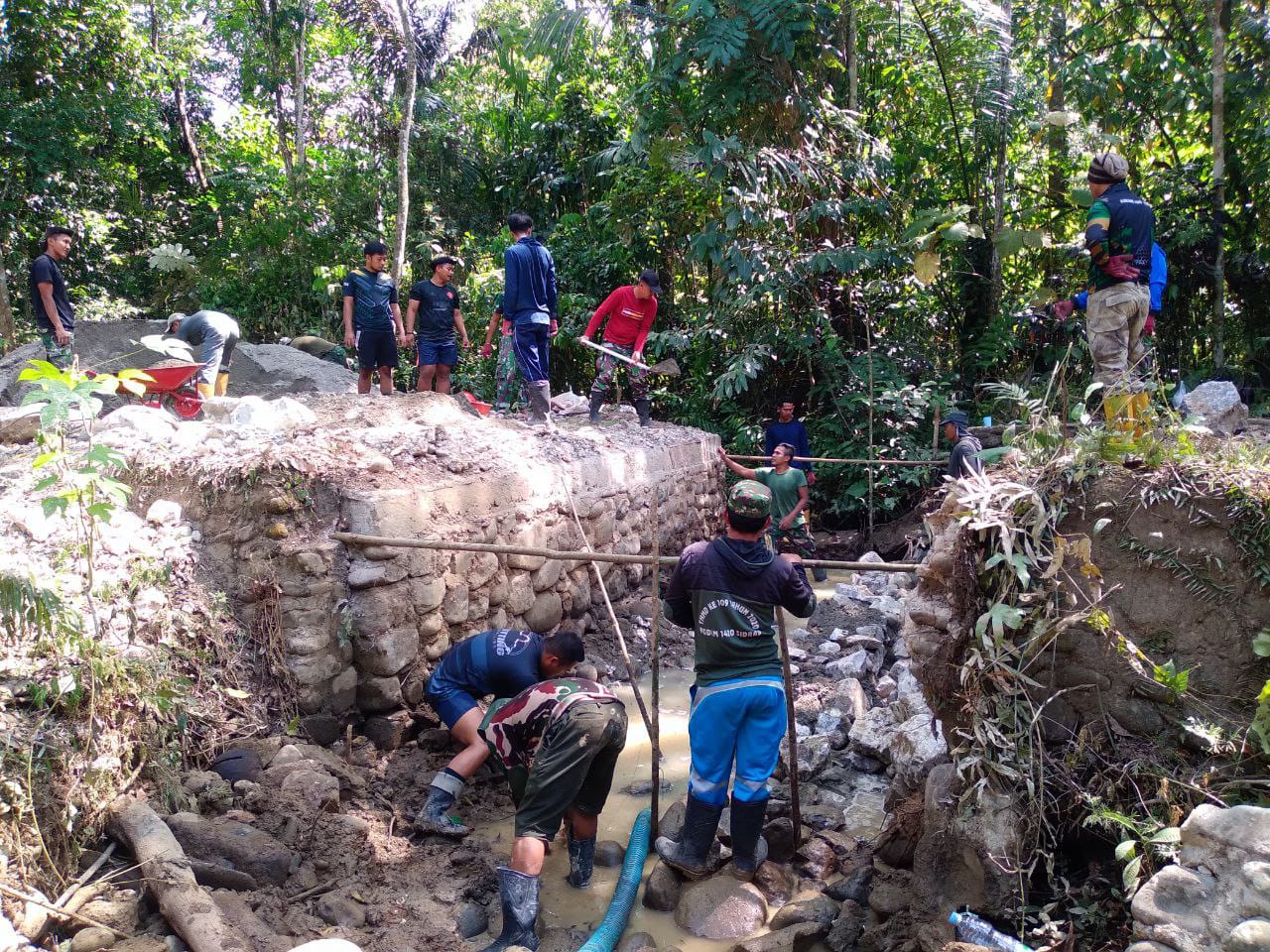 Perbaikan Jembatan Roboh di Desa Kalempang Dimulai, Peltu Edy Gunawan ...