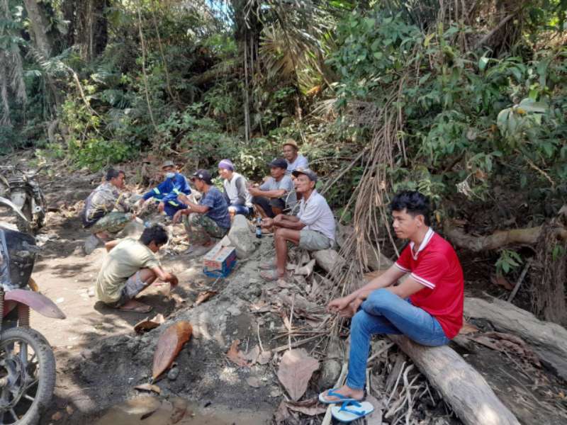 Semangat Kebersamaan Warga dan Tim Satgas TMMD Makodim 1420 dalam ...