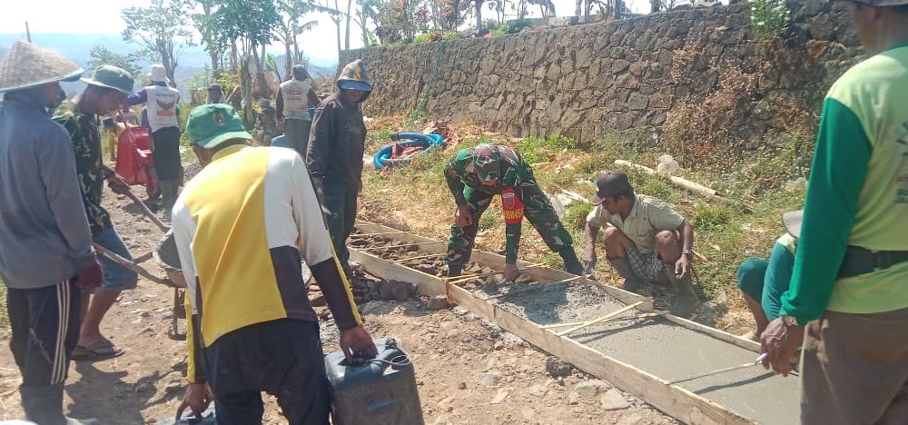 Babinsa Beruttallasa Cipta Kemanunggalan TNI-Masyarakat, Ngecor Jalan ...