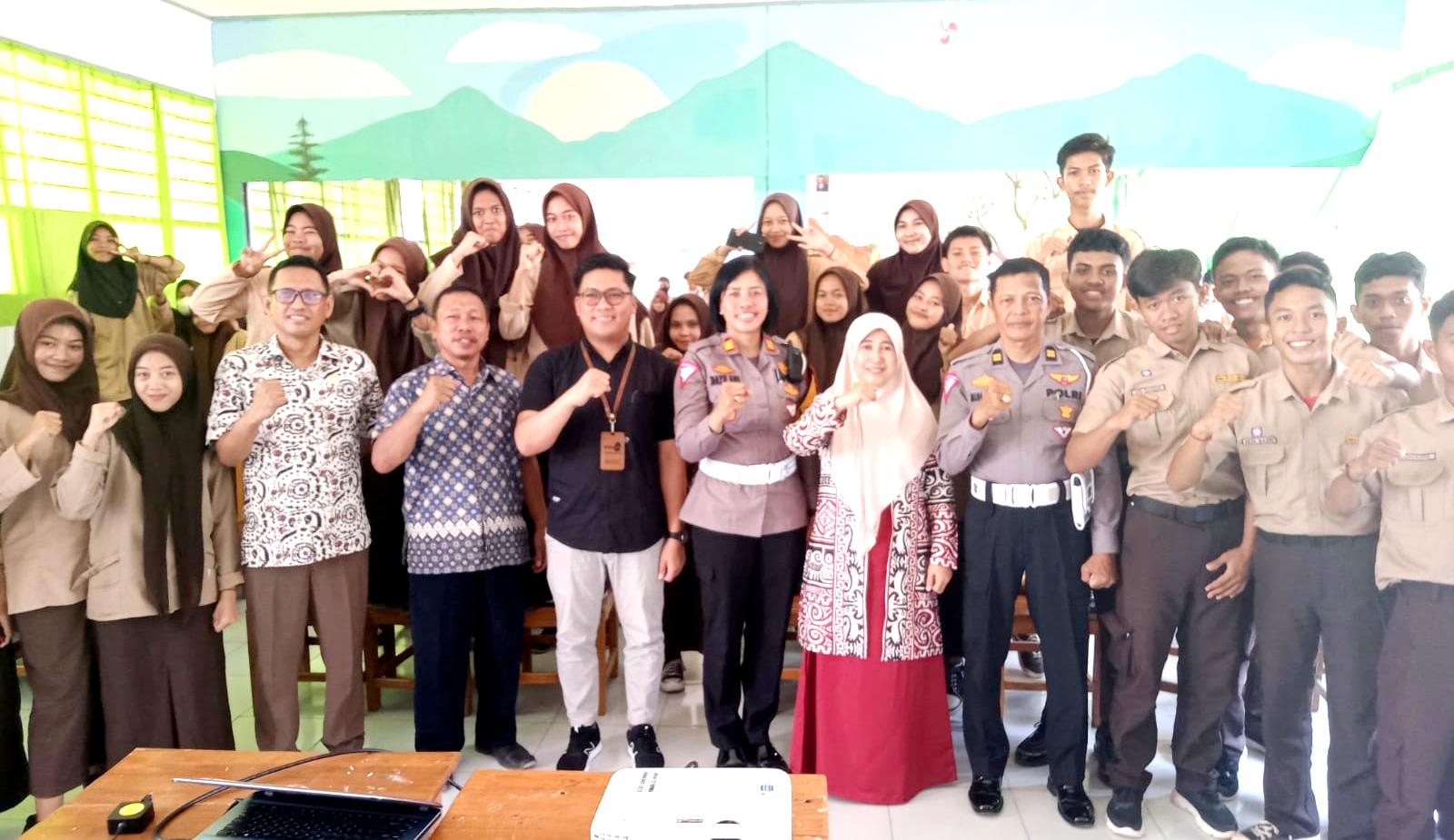 Kasatlantas Polres Gowa Ajak Pelajar Jadi Pelopor Keselamatan Berlalulintas - Ujung Jari