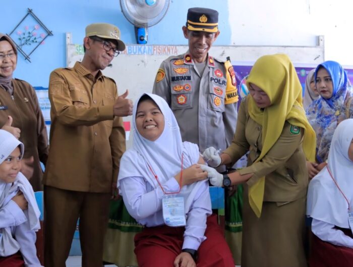 Pj Bupati Bersama PKK Takalar Imunisasi RV dan HPV di SD - Ujung Jari