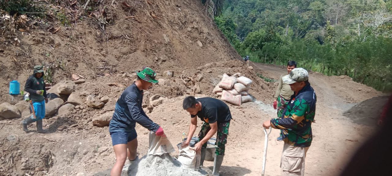Agar Pondasi Duiker di Paraja Karebosi Kuat, Tim Satgas Pasangi Batu ...