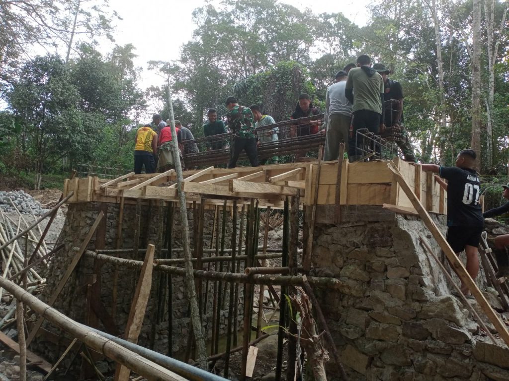 Bersama Warga Kalempang, Pasiops Kodim 1420 Sidrap Pimpin Pemasangan ...