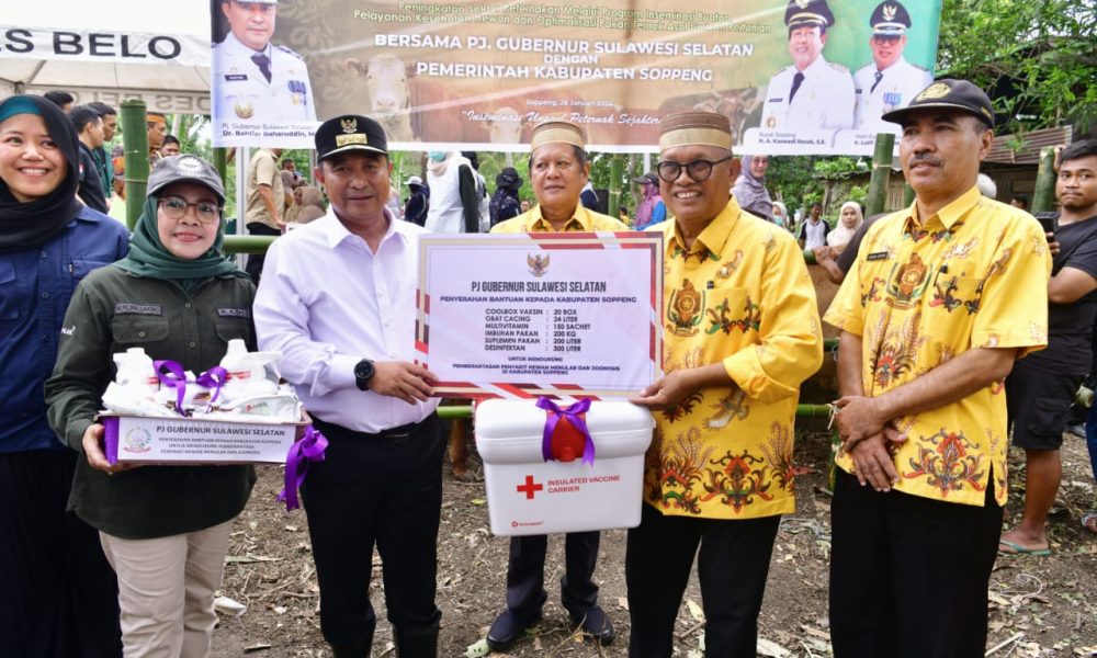 Pj Gubernur Sulsel Serahkan Bantuan Rp2 Miliar Untuk Rumah Tangga