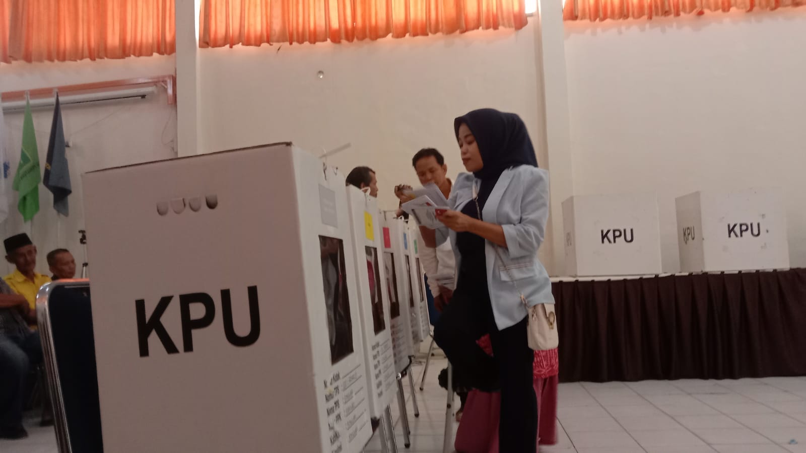 KPU Sidrap Simulasikan Tungsura dan Penggunaan Sirekap - Ujung Jari