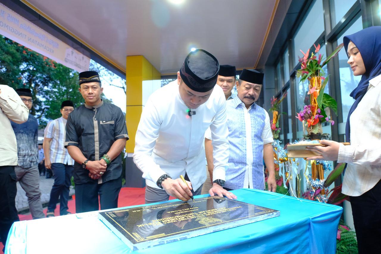 Adnan dan Rauf Tarawih Bersama Masyarakat Sallutowa - Ujung Jari Adnan dan Rauf Tarawih Bersama Masyarakat Sallutowa - Ujung Jari