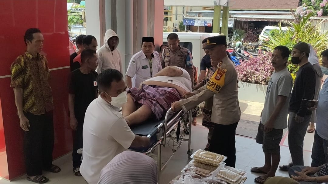 Personil Polsek Watang Pulu Bantu Evakuasi Penderita Obesitas di Sidrap ...