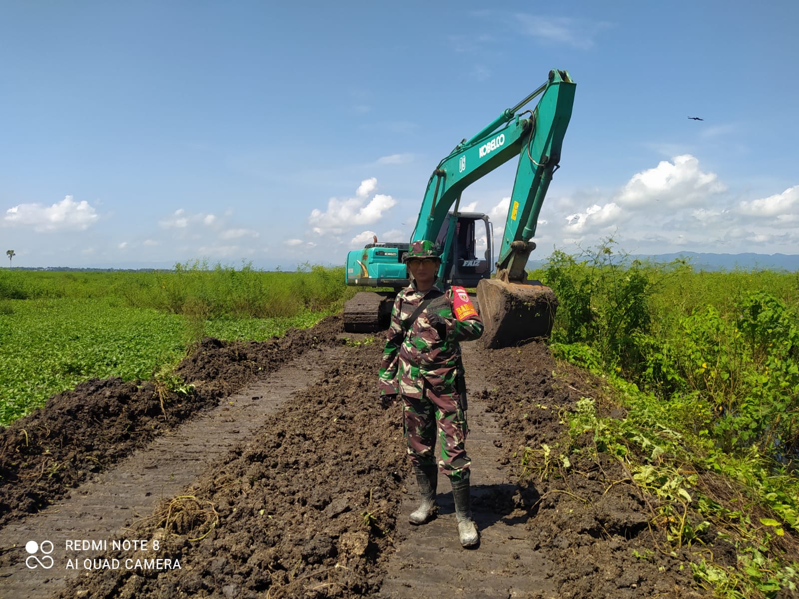Optimalisasi Lahan Rawa di Sidrap: Babinsa Koramil 1420-01/Panca ...