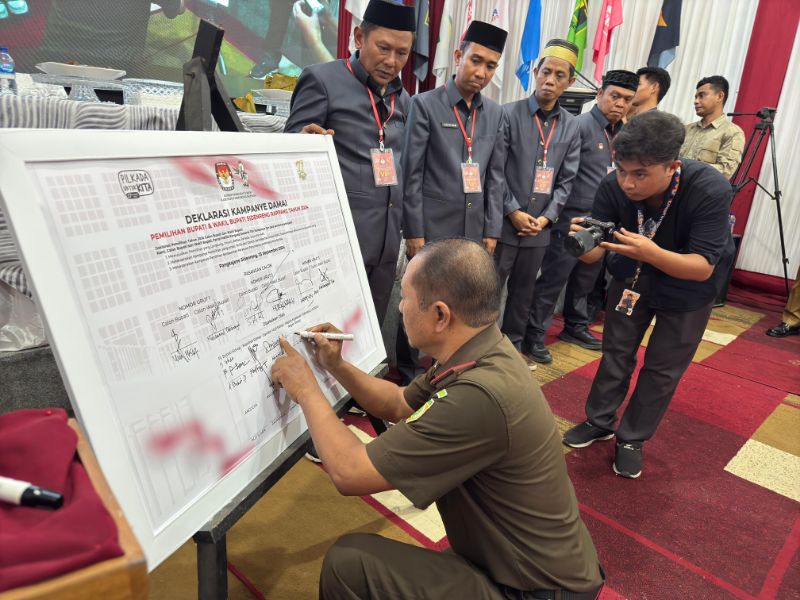 Lewat Deklarasi Damai di KPU, Kajari Sutikno Komitmen Pilkada 2024 Sidrap Harus Kondusif, Sejuk ...
