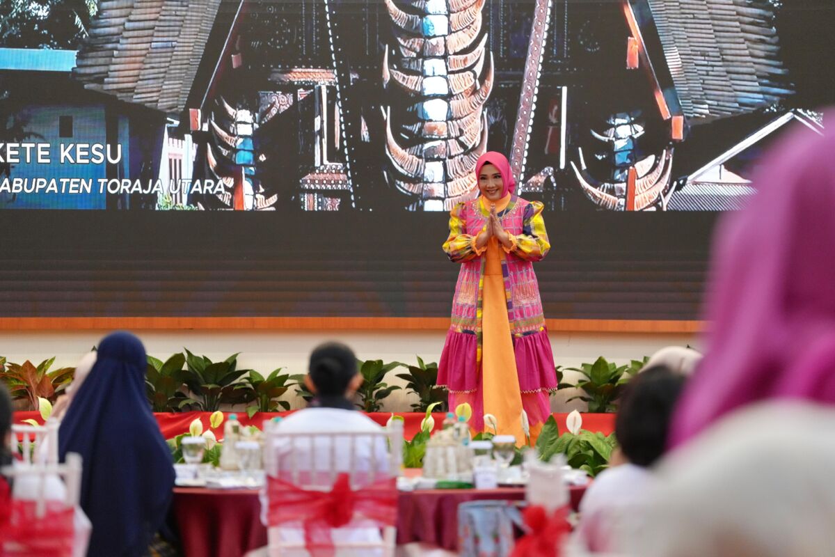 Milawati Abustan Pakai Busana Warisan Budaya Barru Dihadapan Istri Wapres - Ujung Jari