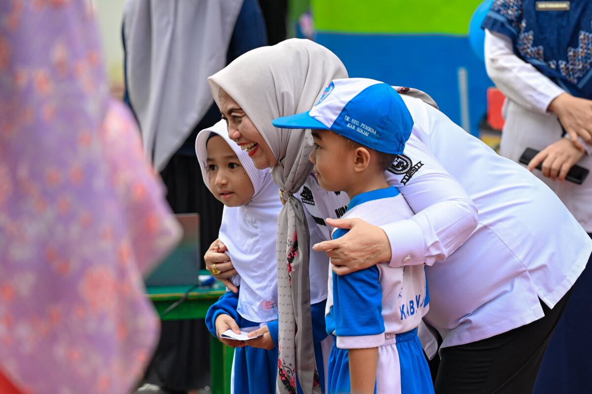 Pagi Ceria di Sinjai: Bupati Ratnawati Arif Kunjungi Sekolah Rayakan HAN 2025 - Ujung Jari