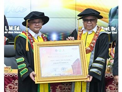 Rektor UNM Serahkan Piagam Penghargaan Tokoh Pendidikan kepada ...