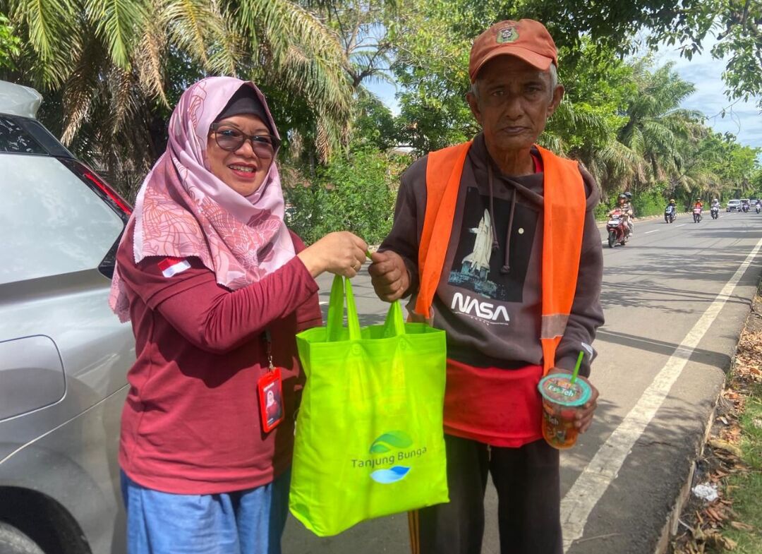 GMTD Berbagi Paket Sembako kepada Masyarakat Tanjung Bunga - Ujung Jari