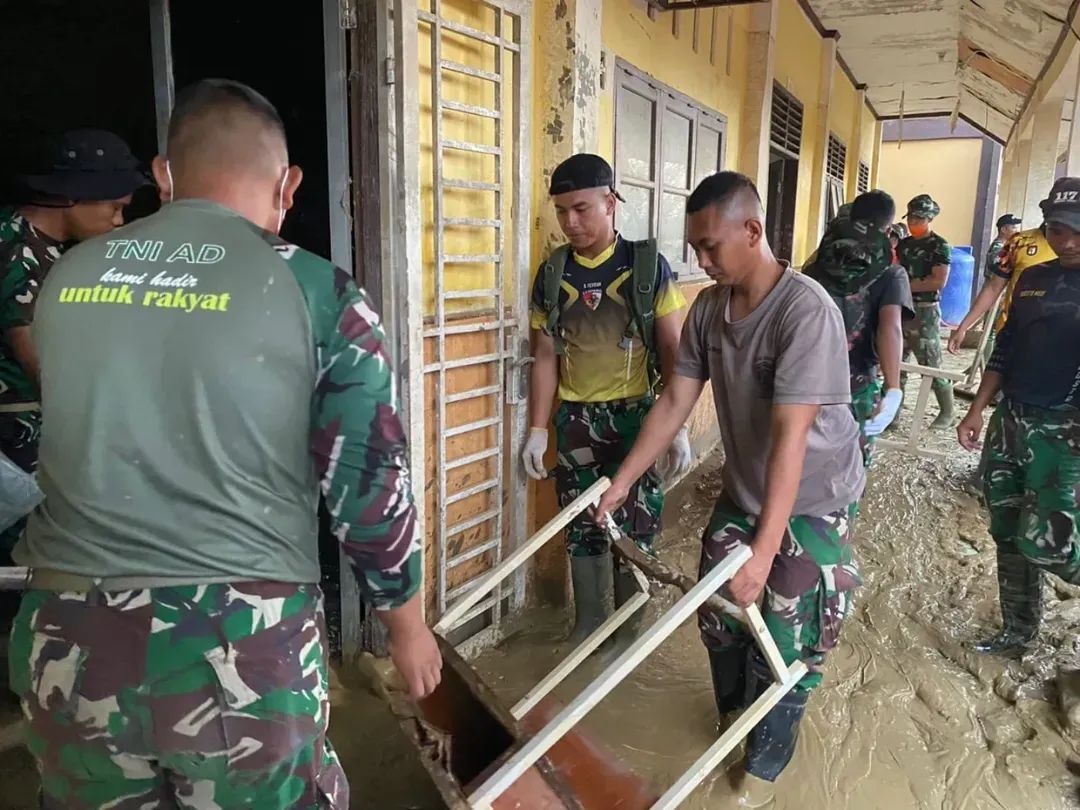 TNI, Guru, dan Siswa Gotong Royong Bersihkan SMKN 1 Kuala Simpang Pasca ...