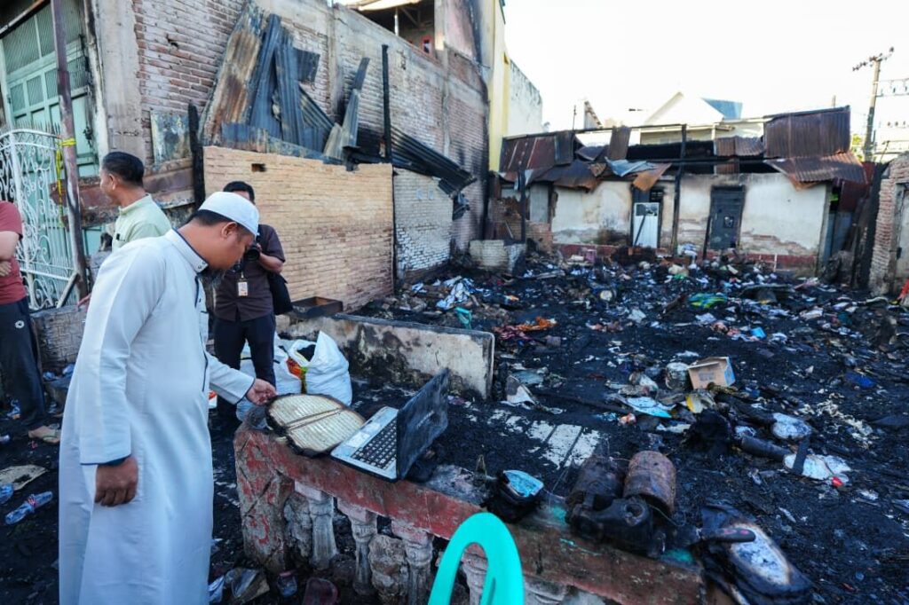 Gubernur Sulsel Salurkan Bantuan Sosial dan Rehabilitasi Rumah Korban ...